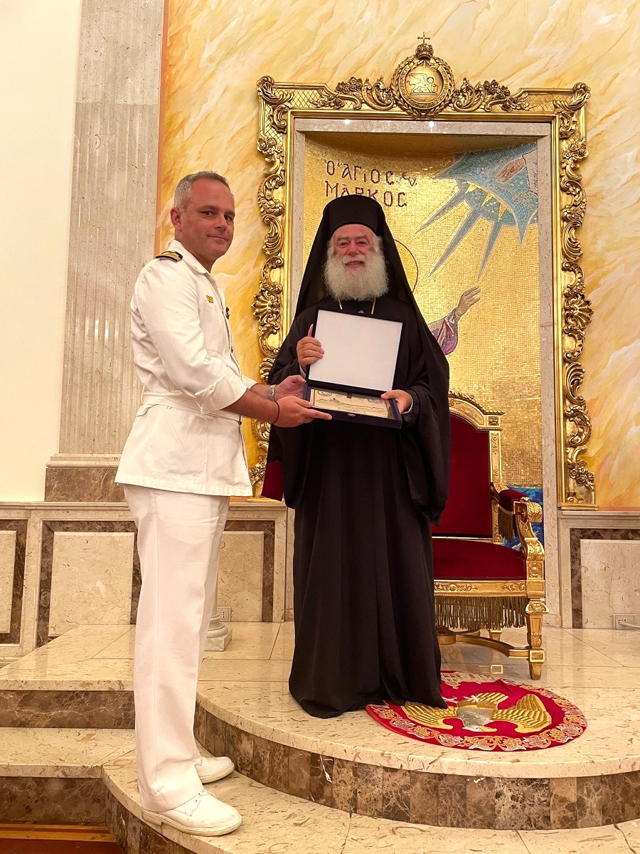 ΕΠΙΣΚΕΨΗ ΑΞΙΩΜΑΤΙΚΩΝ ΚΑΙ ΠΛΗΡΩΜΑΤΟΣ ΣΚΑΦΟΥΣ ΤΟΥ Π.Ν. ΣΤΟΝ ΜΑΚΑΡΙΩΤΑΤΟ ...